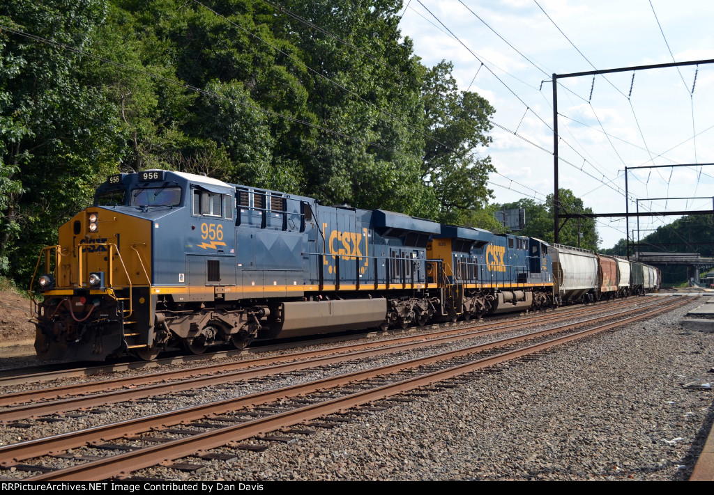 CSX ES44AH 956 YN3b leads Q410-30